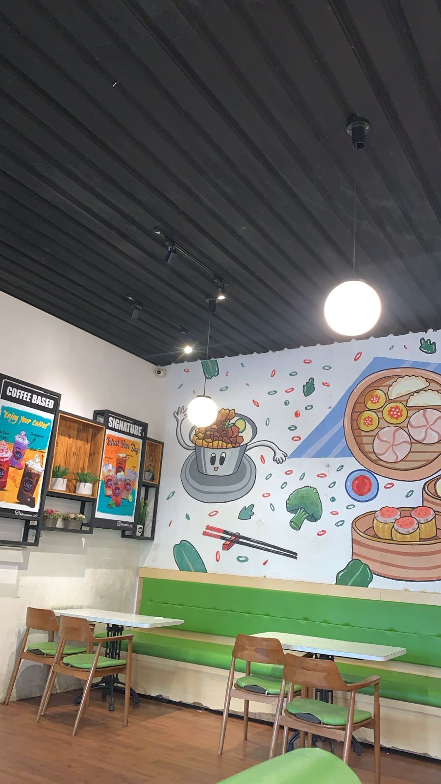 Pilih Mural VS Wallpaper: Mana yang Bagus untuk Interior Cafe?